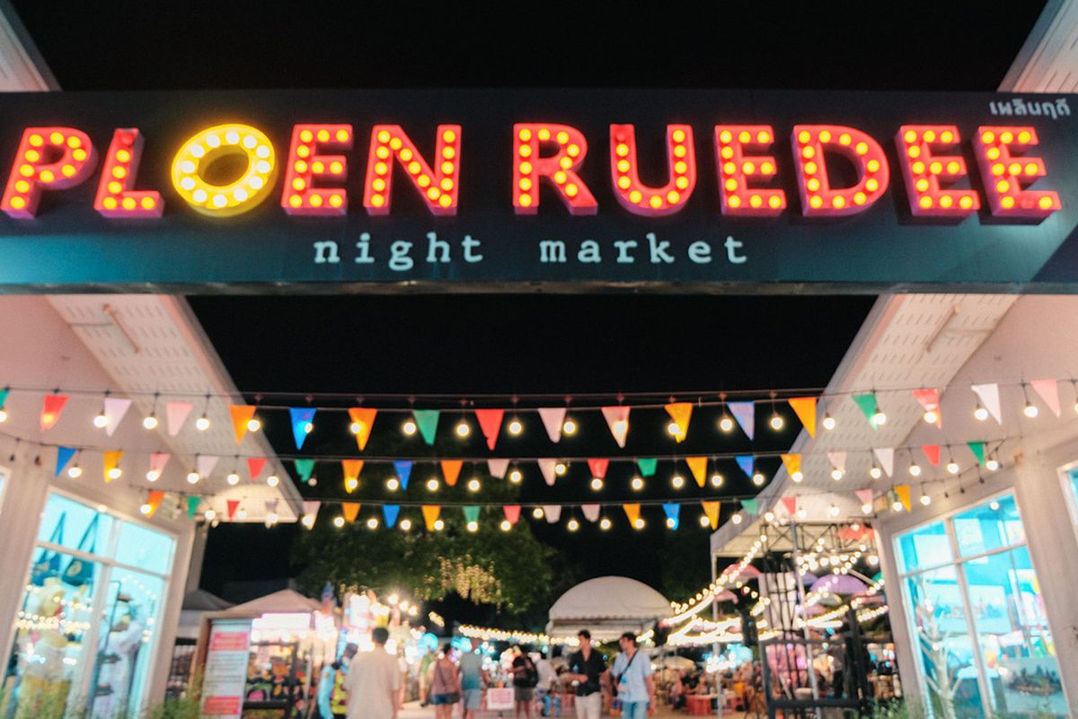 Ploen Ruedee Night Market Chiang Mai: Street Food, Live Music & Lantern ...